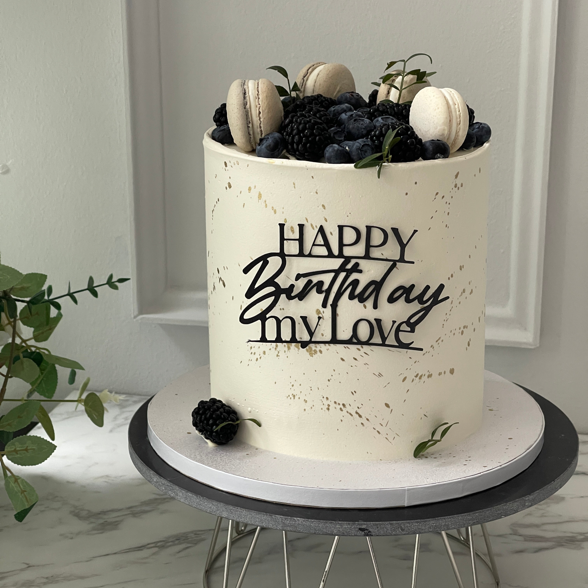 Elegant Love – Geburtstagstorte mit Macarons und Beeren – Cupcake ...